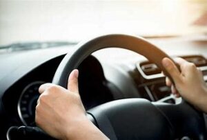 Por que seu carro está tremendo ao acelerar? Causas comuns e soluções ...